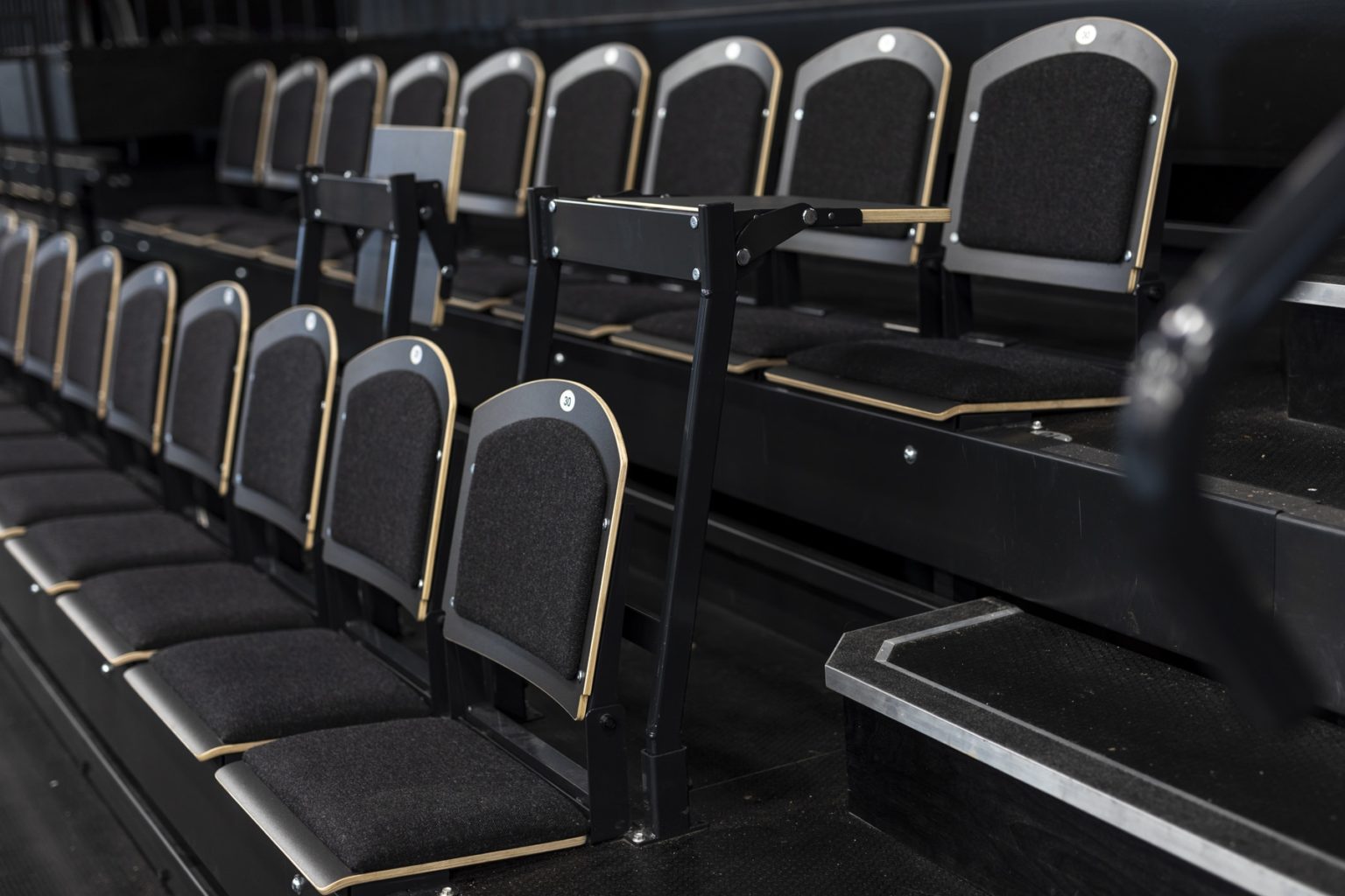 Automatiskt fällbara teleskopläktare - Alfing Seating – Älmhult